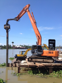 ให้เช่ารถแบคโฮไวโบร ตอก ถอนชีทไพล์ sheetpile king post เหล็ก Barcing งานป้องกันดินพัง